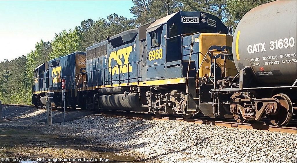 CSX mate 2368 leads GP40-2 6968
